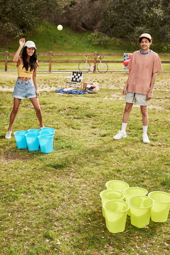 12-Cup Bucket Pong | Urban Outfitters