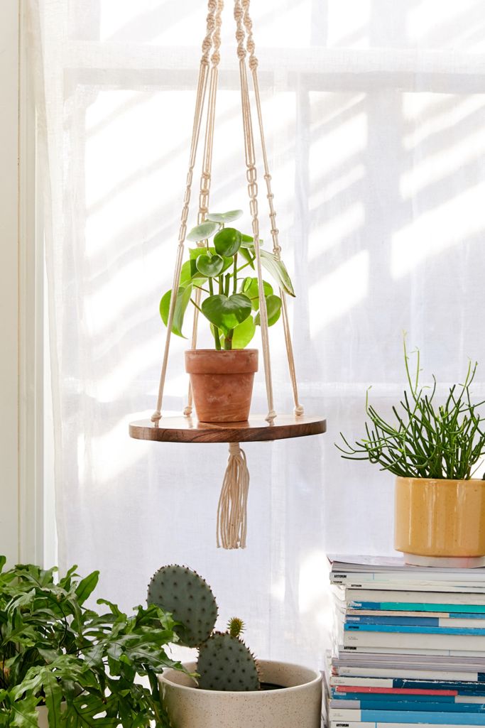 Tablette flottante ronde en macramé | Urban Outfitters Canada